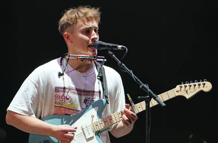 世界首場「社交距離」演唱會這樣開 2500人站鐵欄內體驗：比想像的更High！ | boMb01